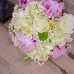Gea floral arrangement - Vendor Flowers di Malang | Bridestory