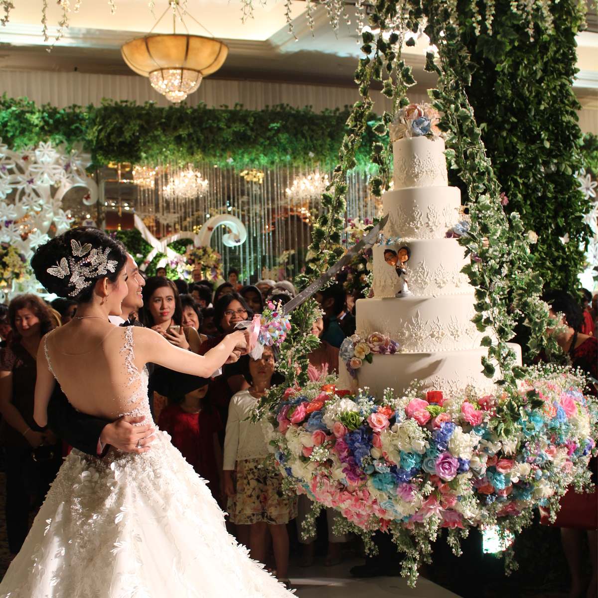 HANGING CAKE COLLECTION by RR CAKES | Bridestory.com