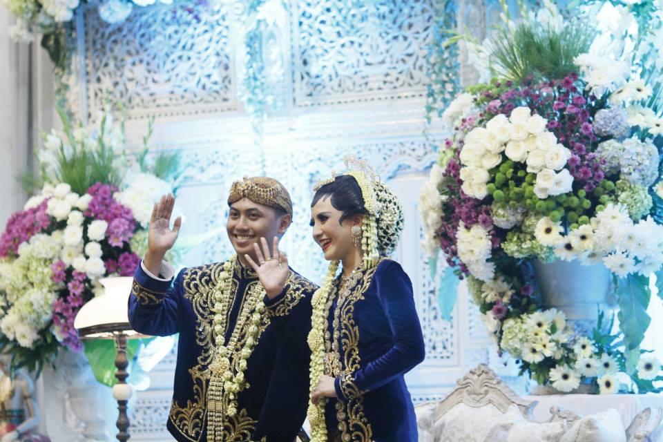 Tradisional gebyok putih - ungu | Bunga Tanjung Dekorasi | Bridestory