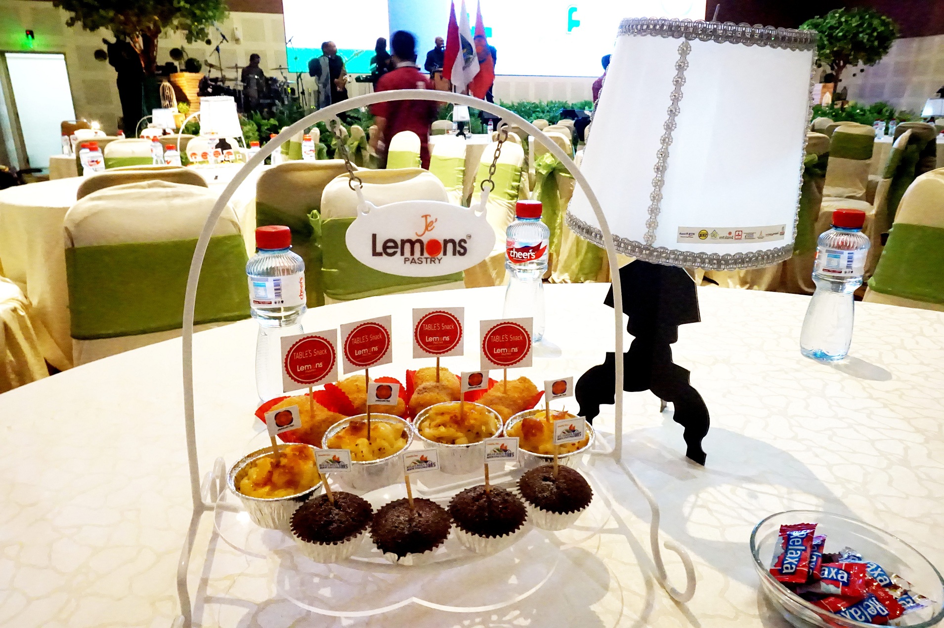 Tables Snack For REI Gala Dinner | Je'lemons pastry | Bridestory