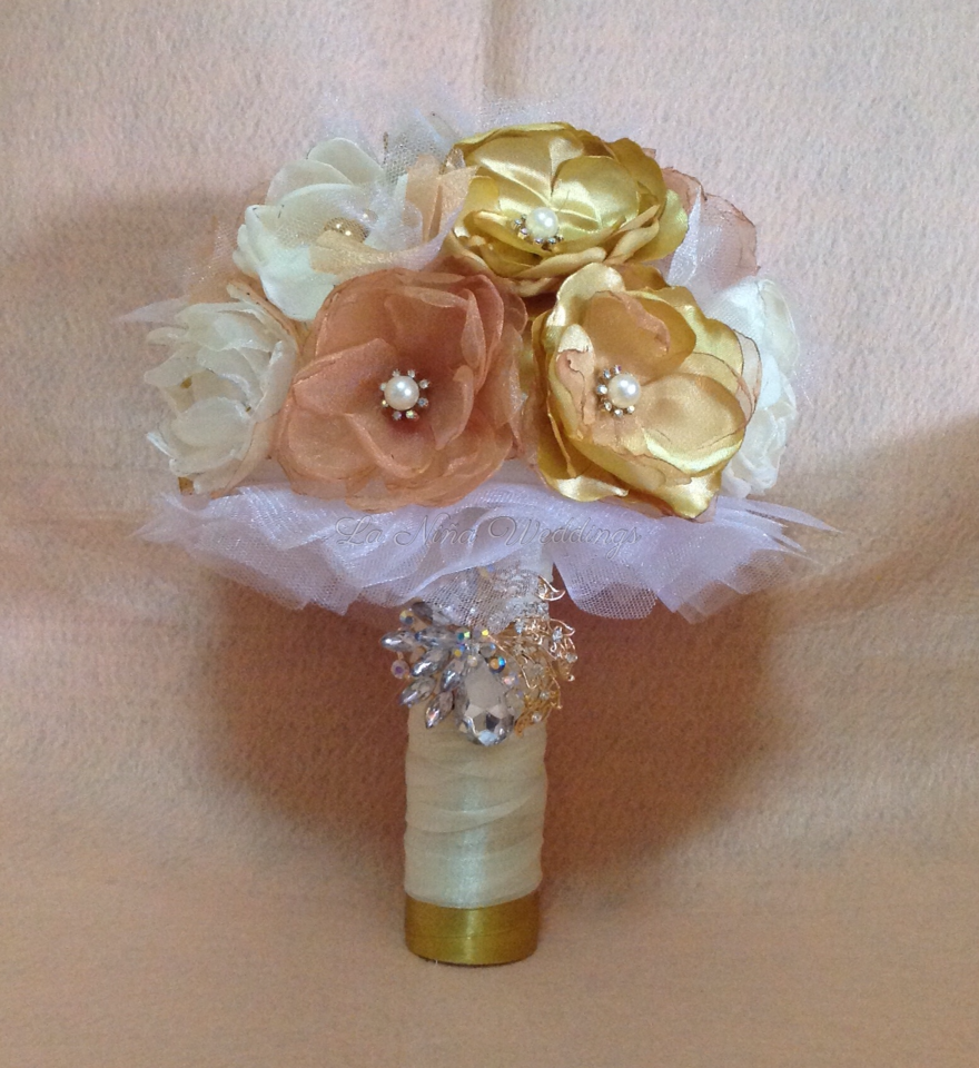 Gold Bouquet by La Niña Weddings | Bridestory.com