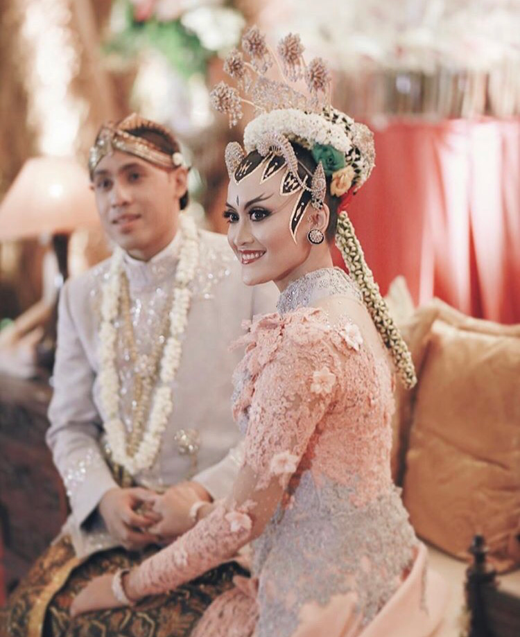 Dr Roro Ayu wedding by Ivory.Studio | Bridestory.com